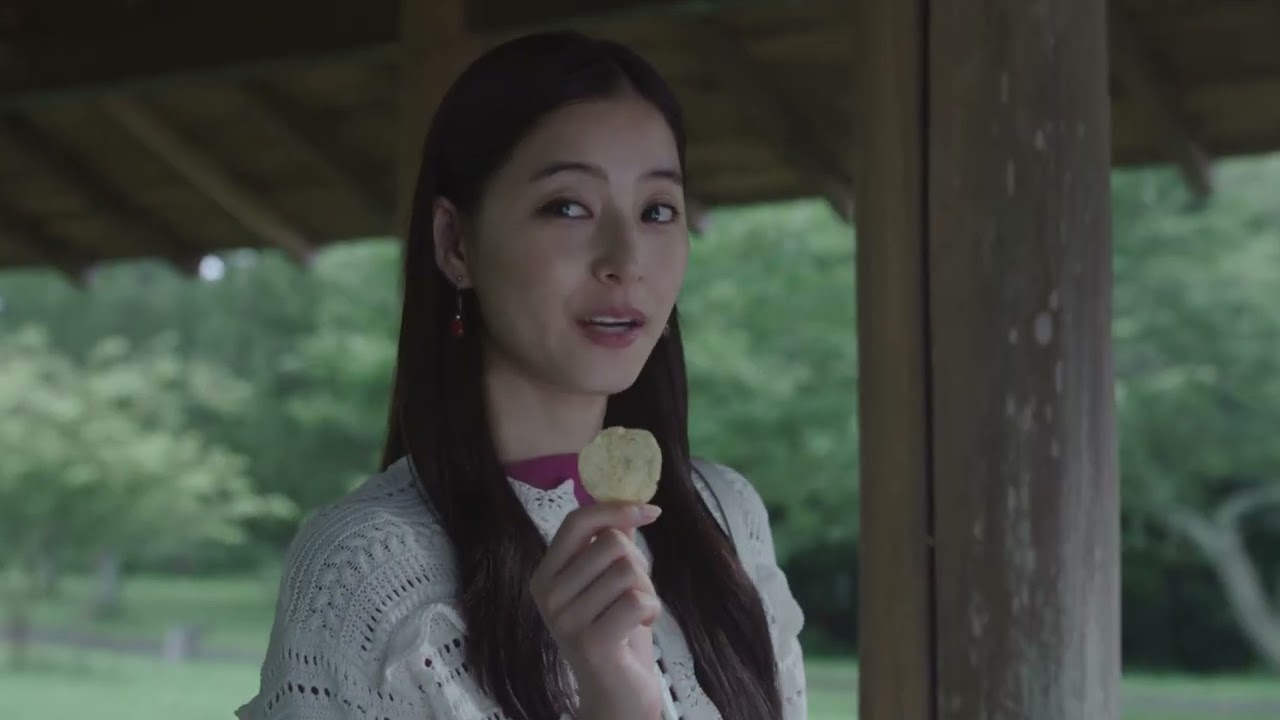 山崎賢人、新木優子出演／「湖池屋プライドポテト」新CM「食べます？」篇 30秒 - NIHON MAG