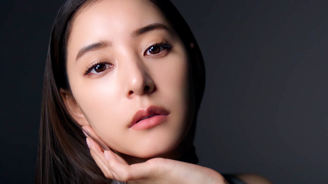 新木優子、アップショットで圧巻のツヤ肌披露 DUO新CM『バームがもう一度生まれ変わる』篇 - NIHON MAG