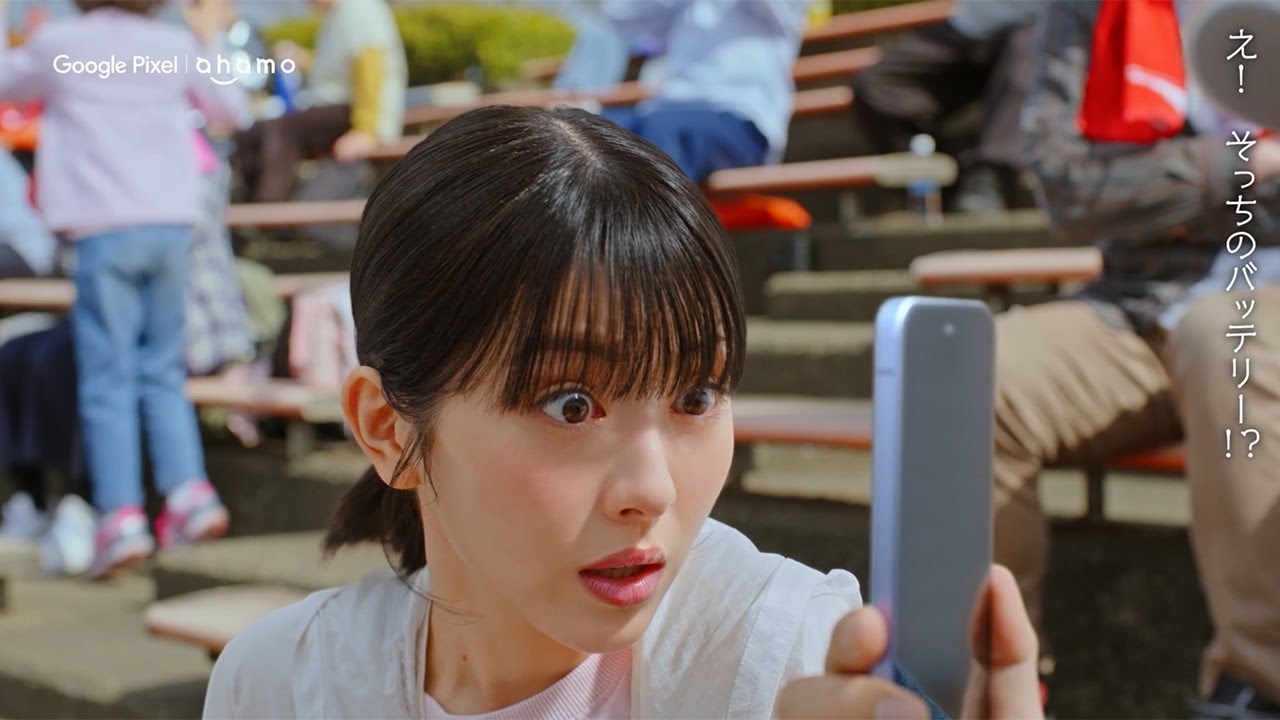 浜辺美波、“バッテリー違い”に驚きの表情 ロッチとNTTドコモ「Google Pixel 9a」新ウェブCMに登場 - NIHON MAG