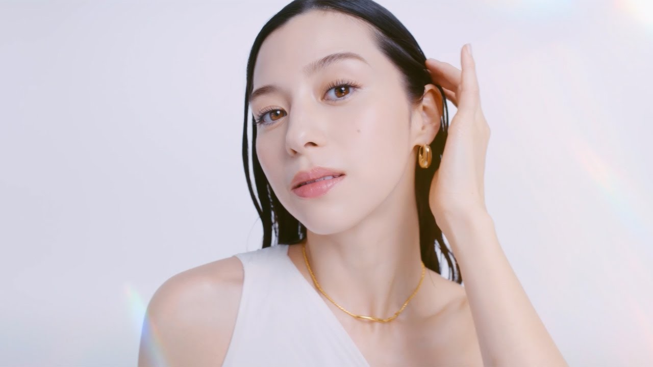 中条あやみ、ワンショルドレスで美肌披露 「マイティアルミファイ」新CM、メーキング映像が公開 - NIHON MAG