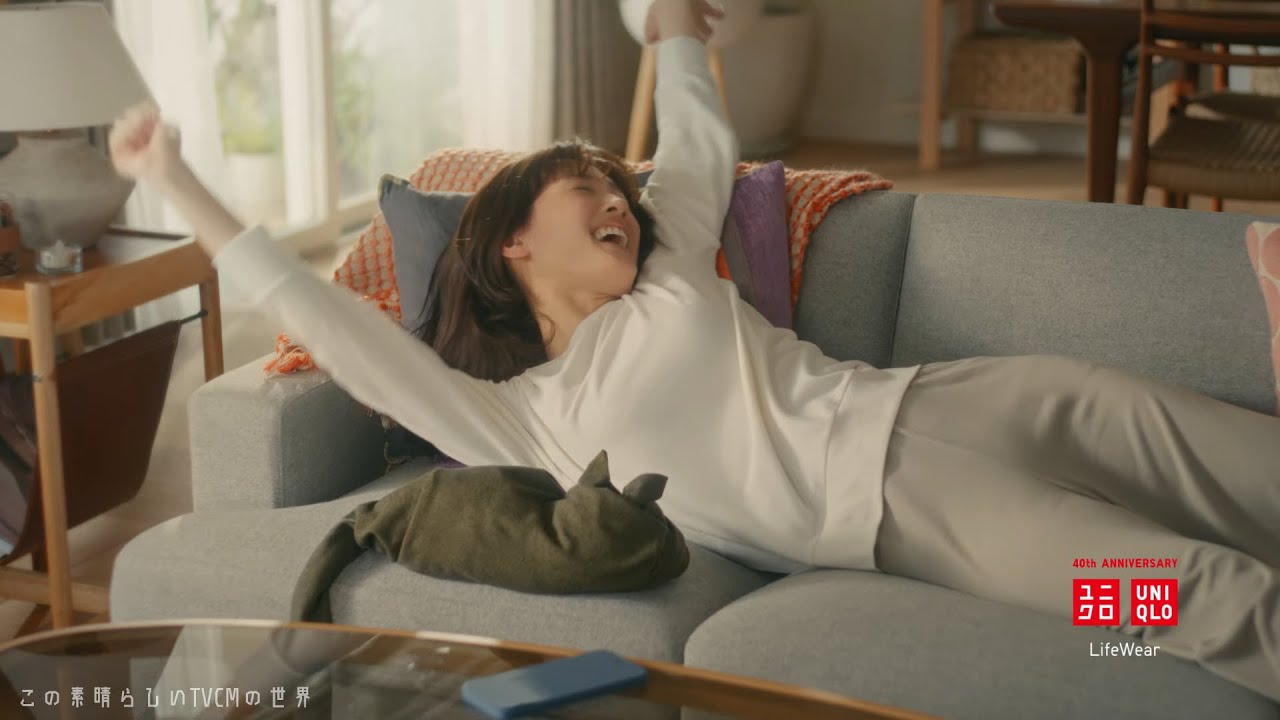 【2024年放送】綾瀬はるか フリースT「猫なフリース・電話」編 ユニクロ CM - NIHON MAG