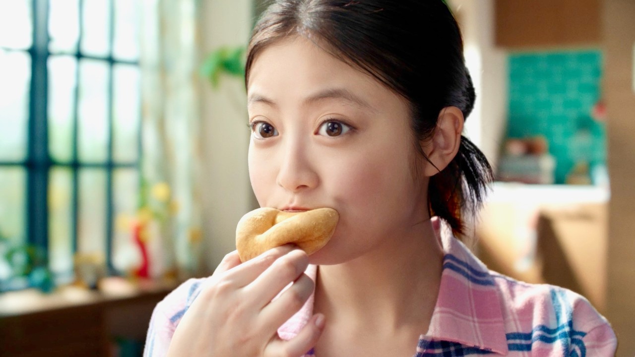 今田美桜、美味しいものを食べる時はこんな顔！ミスタードーナツ CM＋インタビュー＋メイキング - NIHON MAG