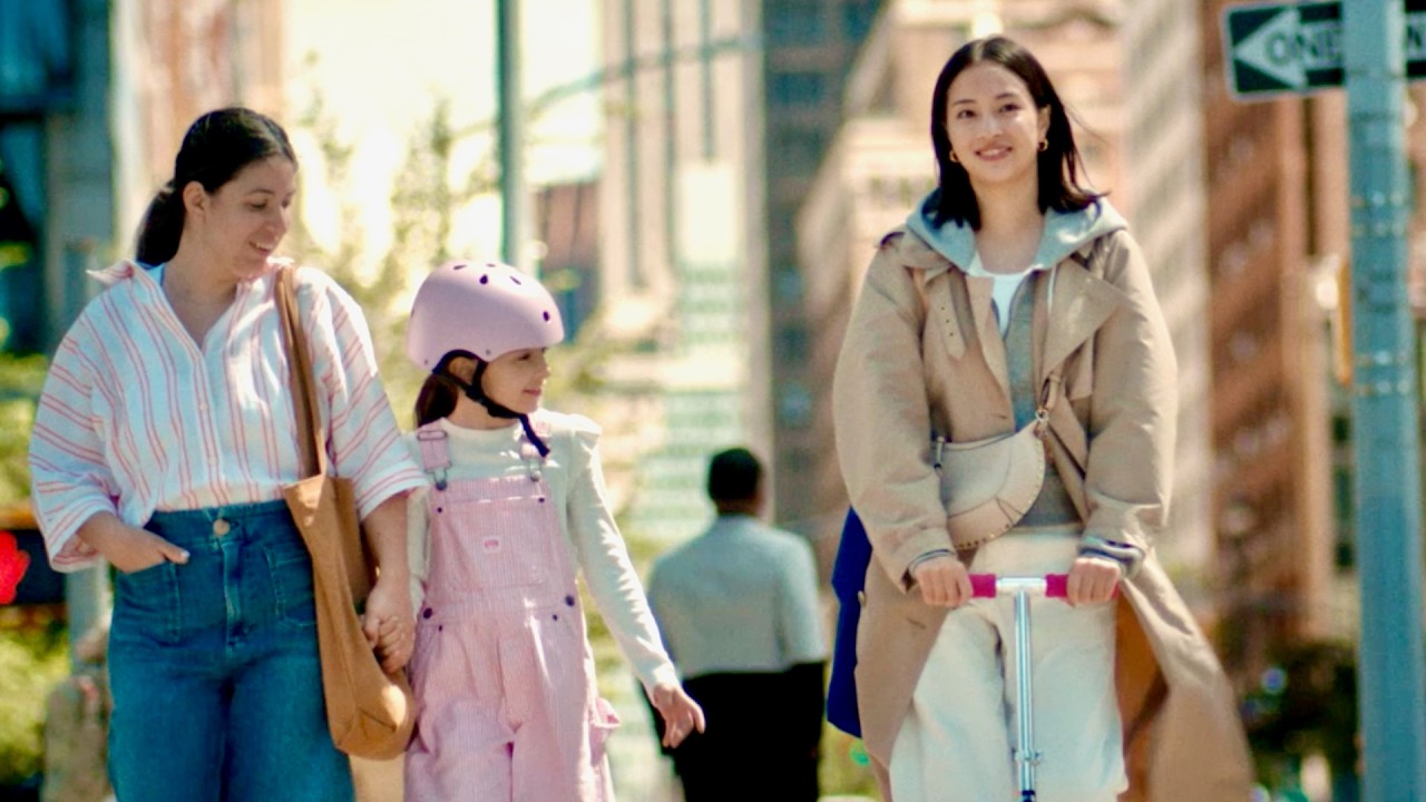 “三井のすずちゃん”広瀬すず、初NY！巨大ベーグルやキックボードにワクワク／三井不動産 CM＋インタビュー＋メイキング - NIHON MAG